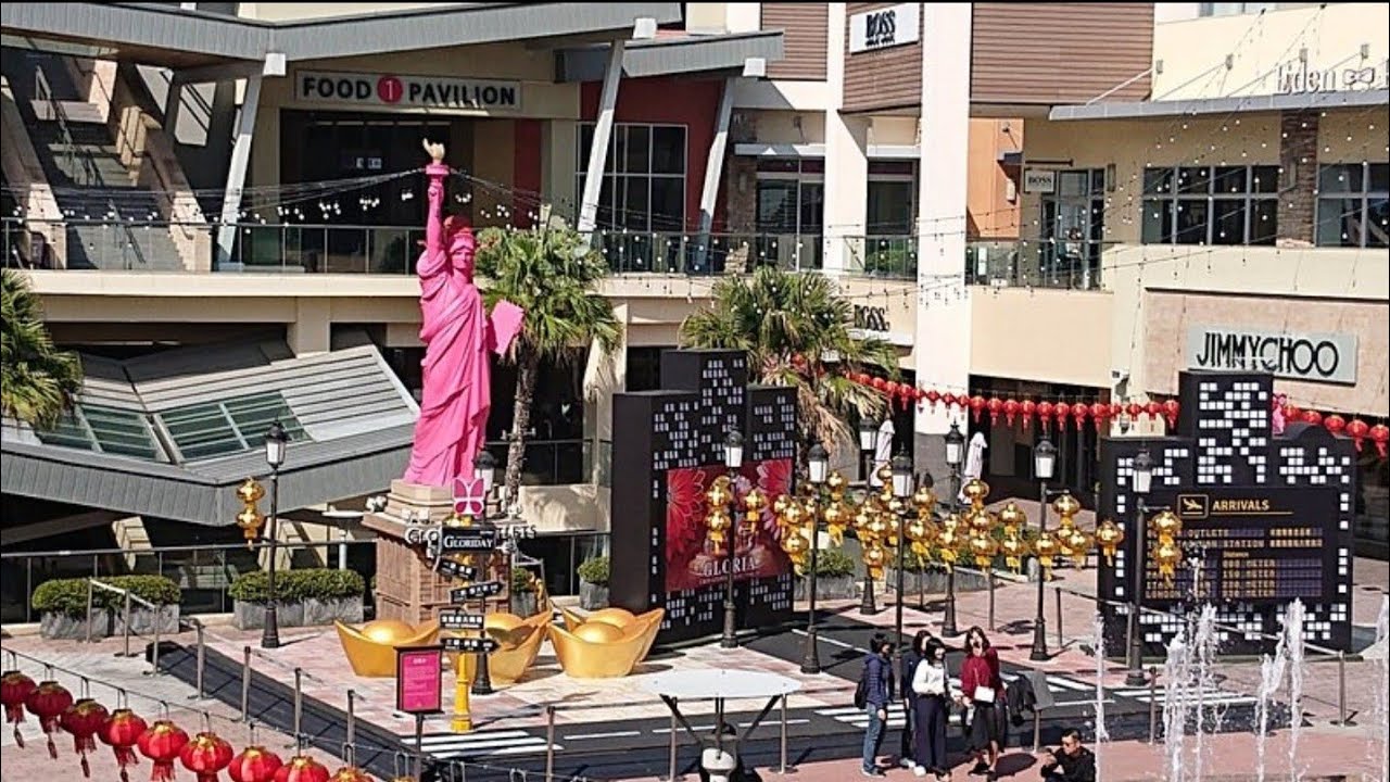 Gloria Outlets: Shopping in Taoyuan, Taiwan - YouTube