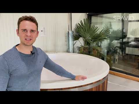 Spavio Acryl Hot Tub Model A: Der klassische Luxus Badezuber mit integriertem Holzofen