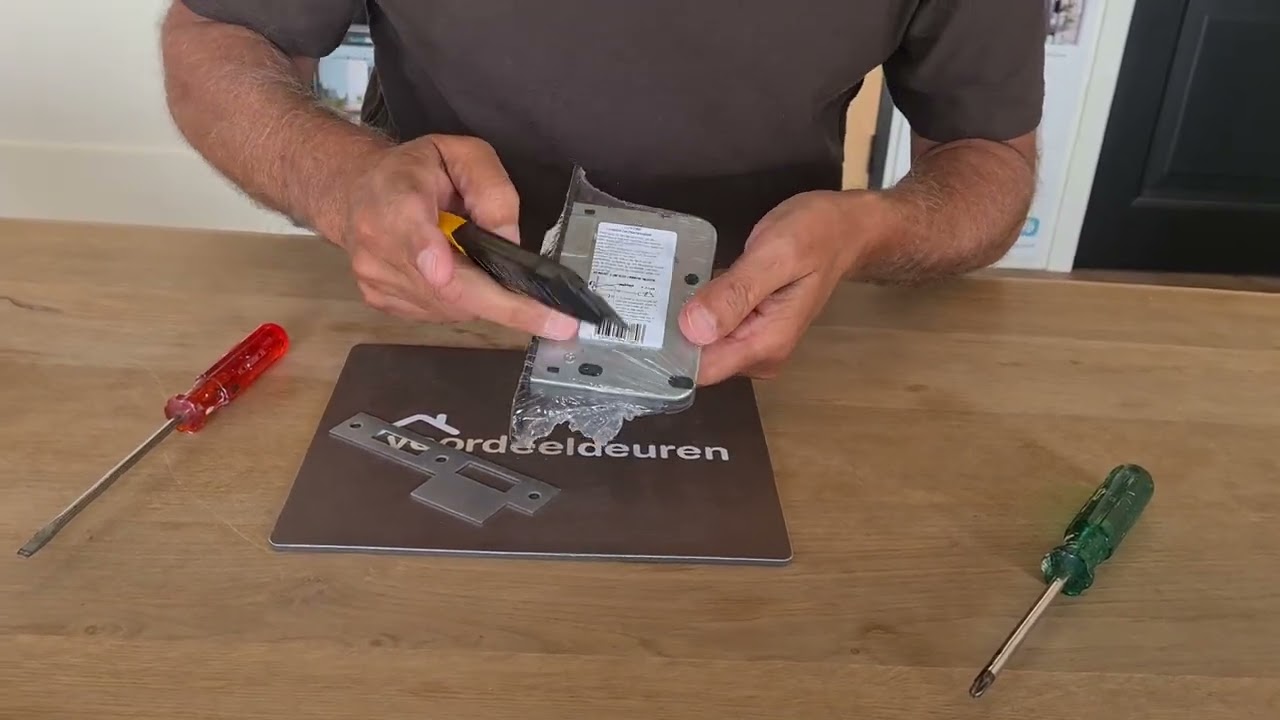 Hoe draai je de dagschoot van een insteekslot om? (schuine lip van een ...