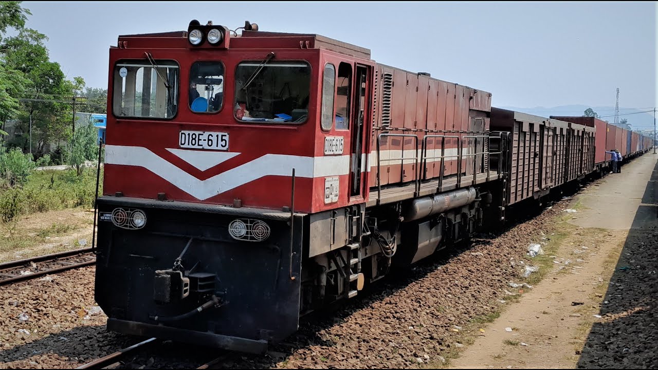 SE7 train Hanoi - Saigon makes its way to the final station - YouTube