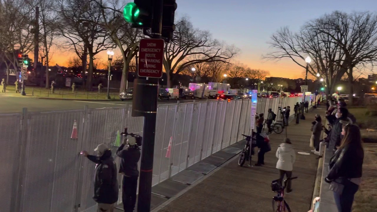 VP Kamala Harris motorcade leaving the Lincoln Memorial - YouTube