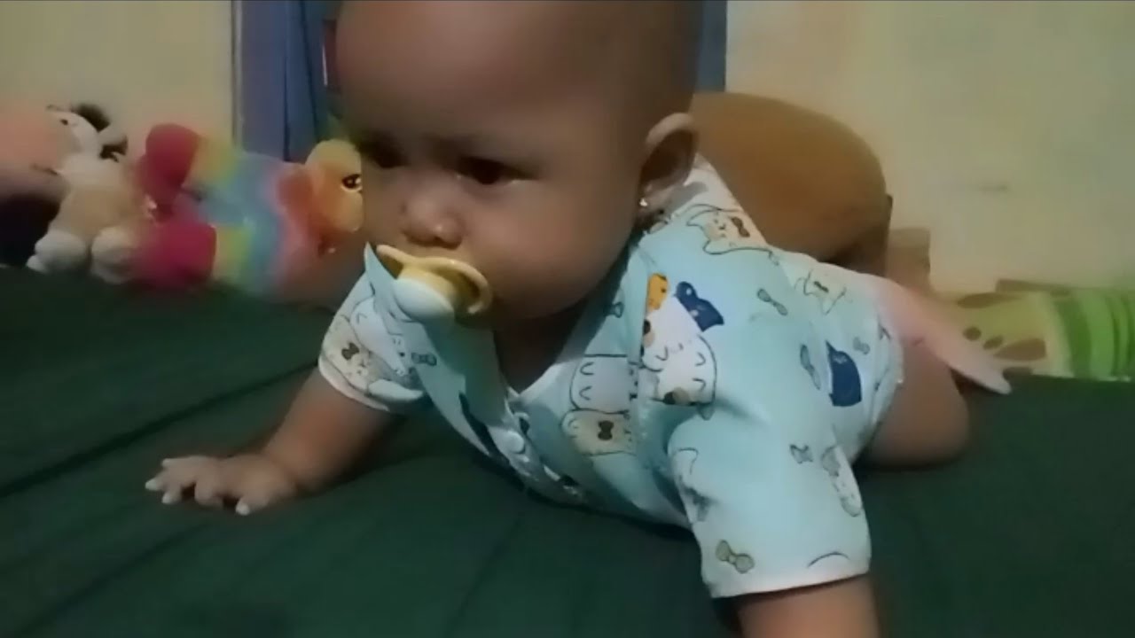 Bayi pup sambil main hp | Ruby Adistya - YouTube