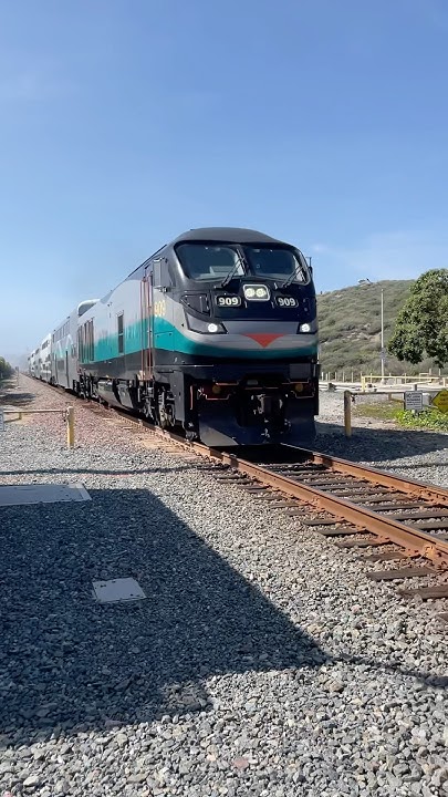 Metrolink 618 arriving into San Clemente with F125 SCAX 909 leading with a refurbished car ...