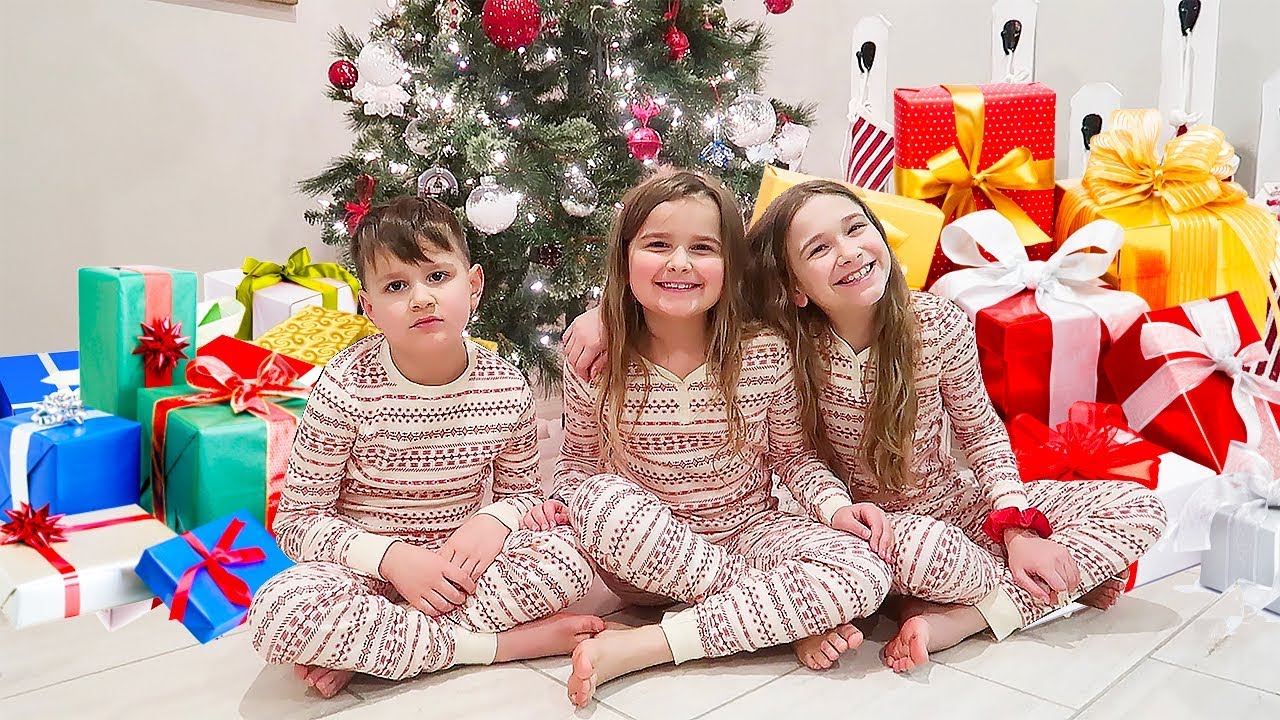 CHRISTMAS MORNING OPENING PRESENTS 🎄🎁| JKrew - YouTube