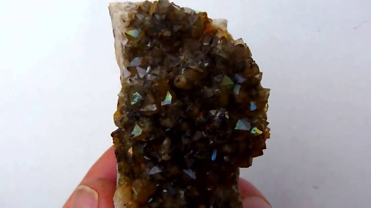 Quartz irisé (iridescent) rare - YouTube