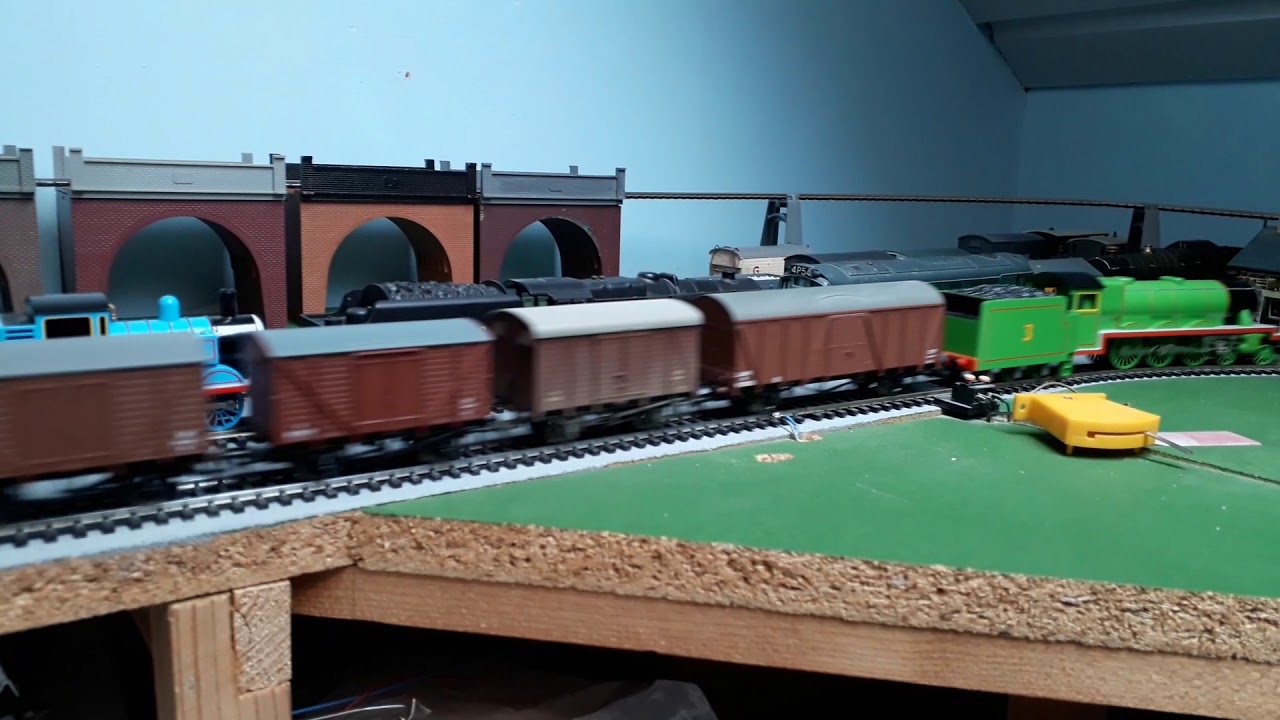 Bachmann Henry pulling the flying kipper - YouTube