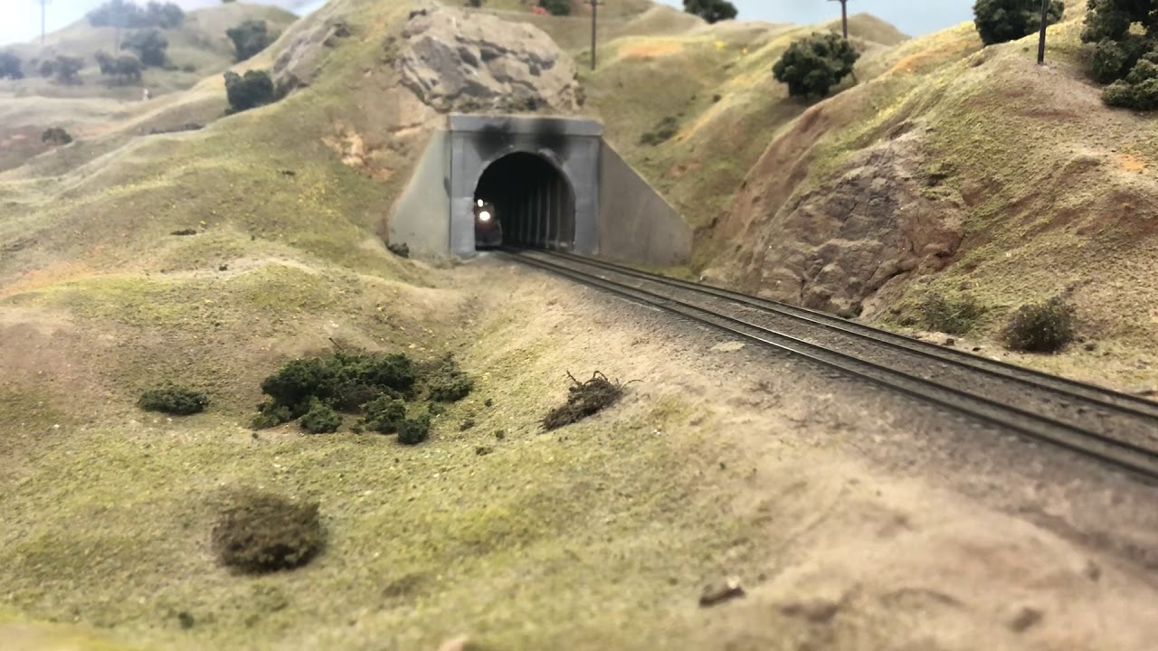 Sp tunnel motor sd45t-2 n scale intermountain - YouTube