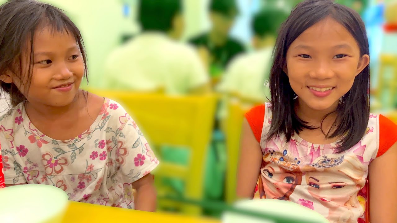 Met crying kid on walk through park 🇻🇳 - YouTube