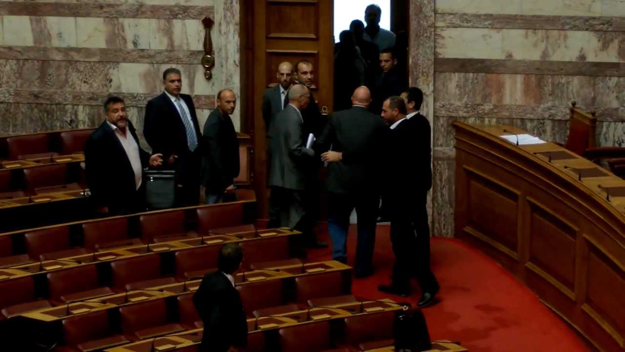 X.A. τα γαμησαν μεσα στη Βουλη - YouTube