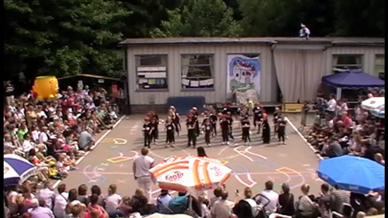 eerste leerjaar schoolfeest Kasteeltje - YouTube