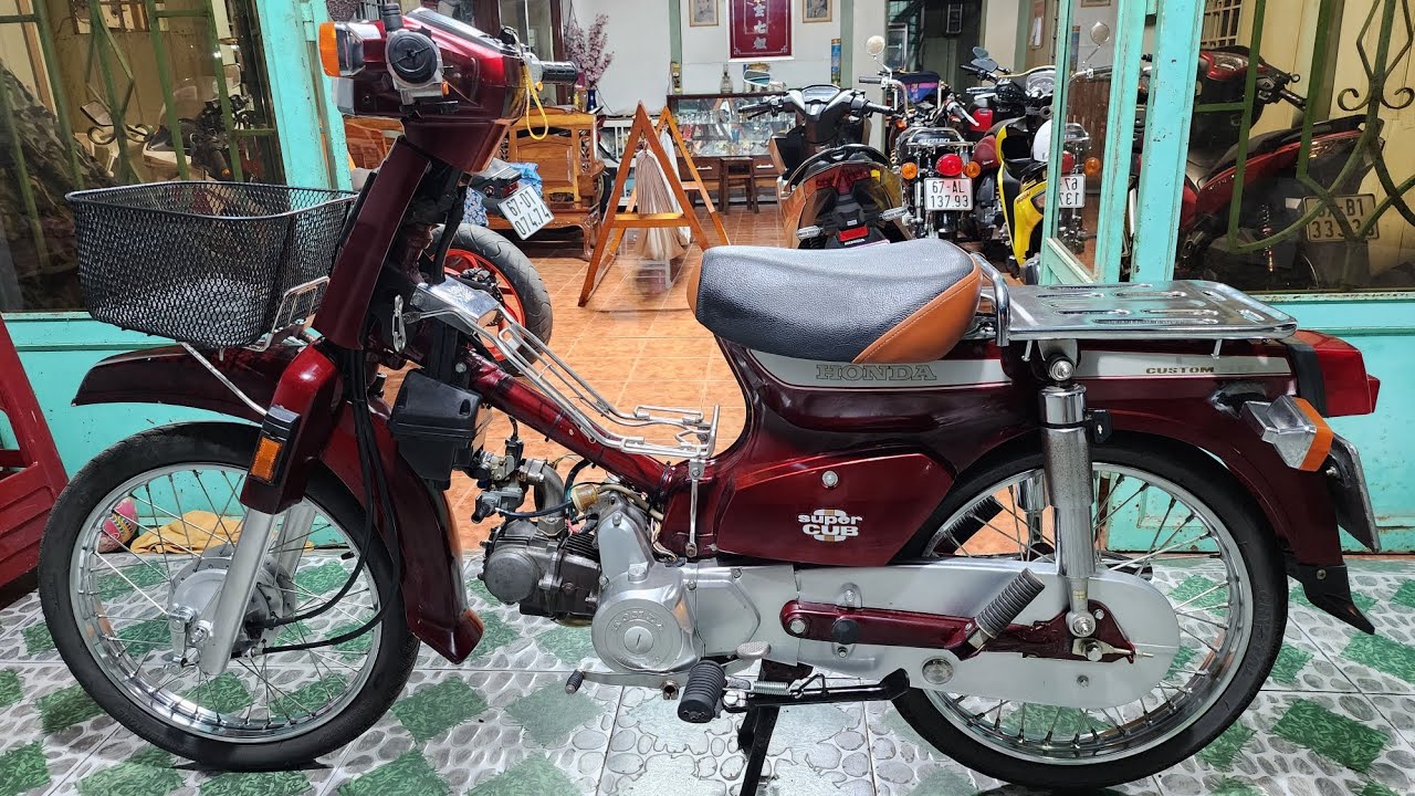 Honda Cub 50cc nữ hoàng đèn vuông (có đề) máy đc làm lại ngon im dàn long tương đối sạch đẹp ...