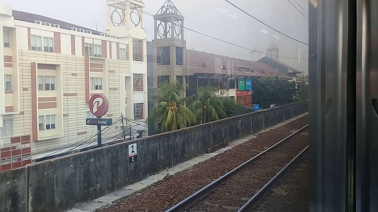 berpapasan dengan krl tokyo metro 6020-6120 sebagai tujuan jakarta kota ...