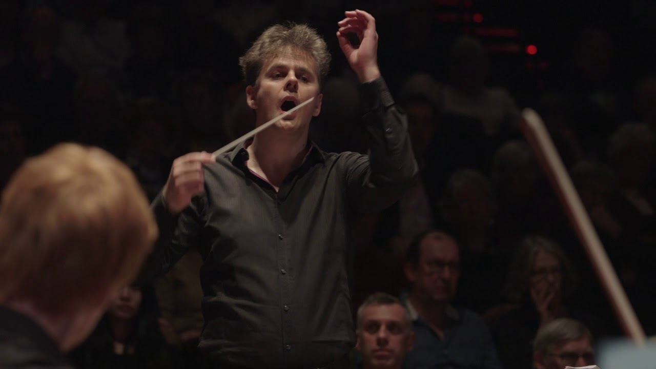 SÓN's conductor Robin Browning in rehearsal and performance - YouTube