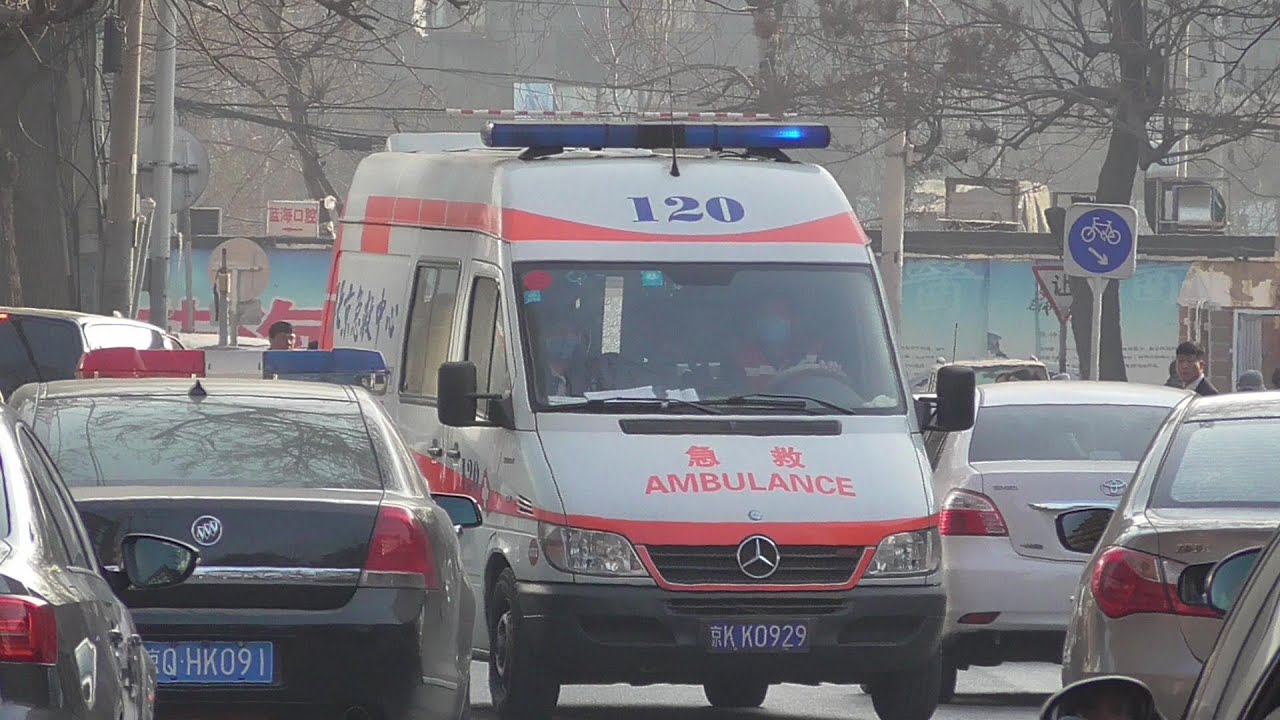 Beijing EMC Sprinter Ambulance responding 北京急救中心凌特救护车出警 - YouTube