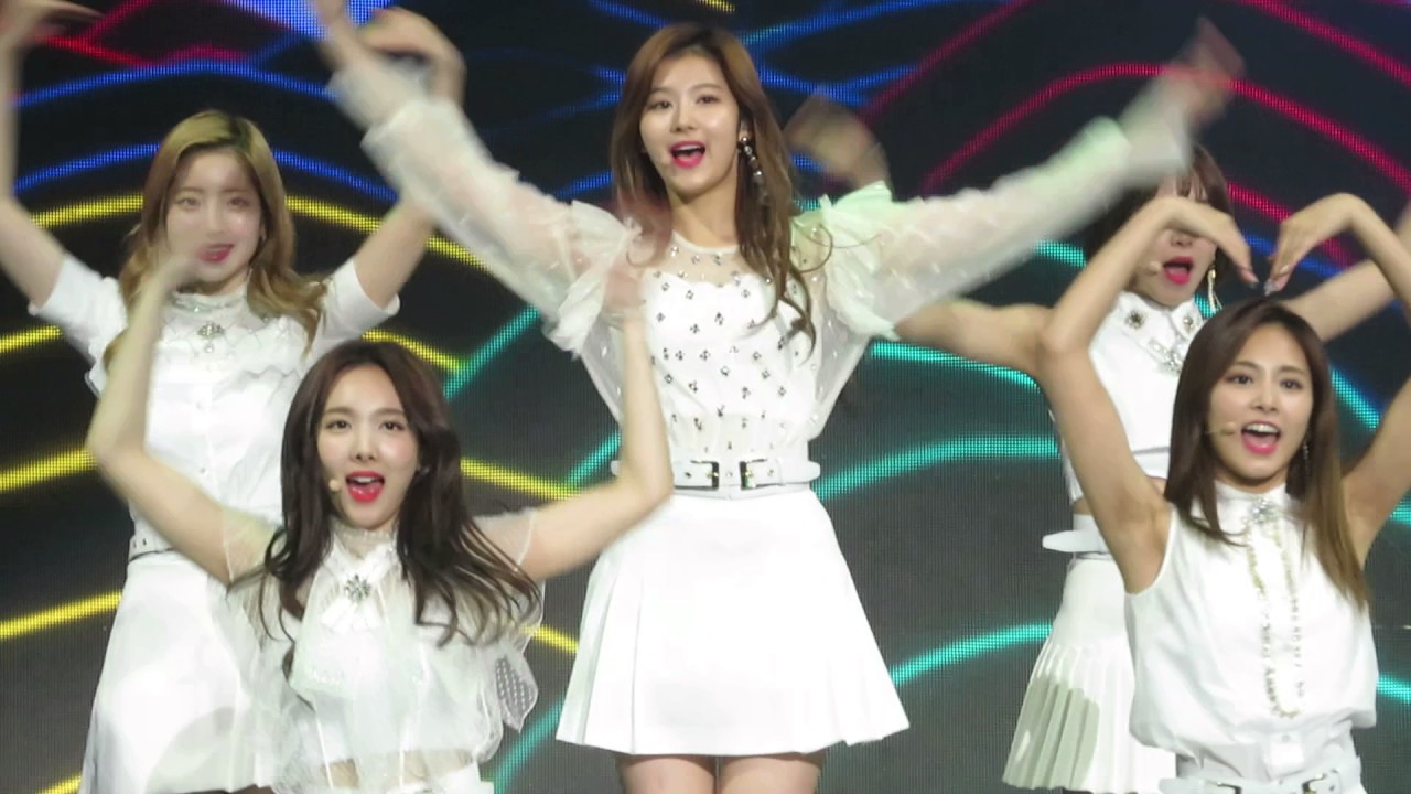 (Twice) Signal LIVE KCON17NY - YouTube