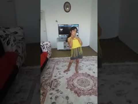 Dans eden küçük  kız