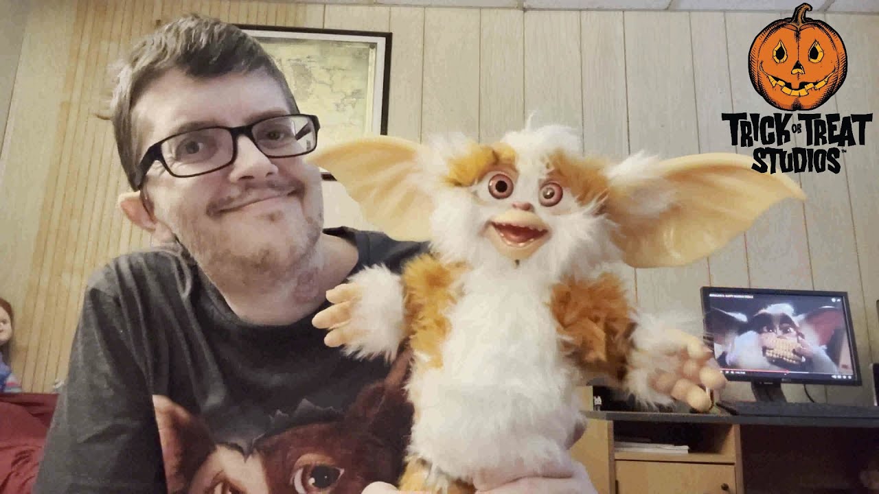 Gremlins 2 Daffy Mogwai Trick or Treat Studios Prop Replica - YouTube