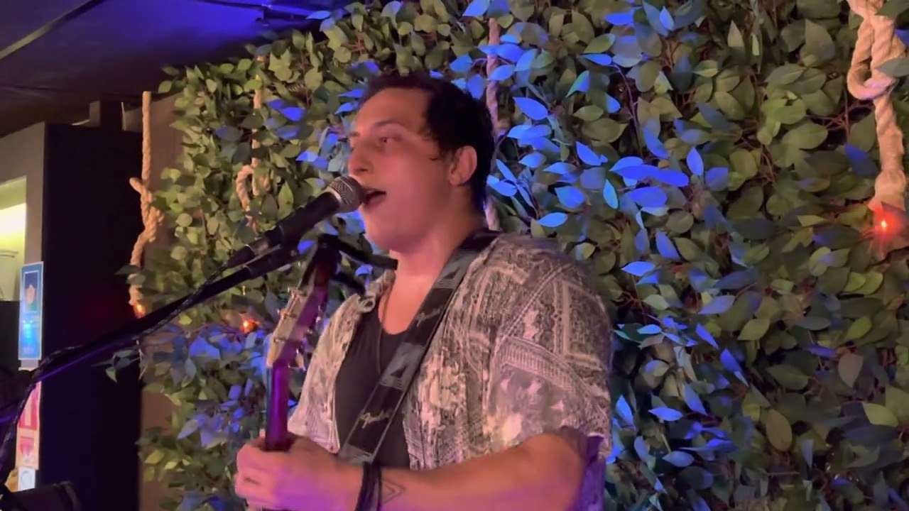 Cantor Tuca em sua primeira apresentação no Lounge Bar SCS conquista ...