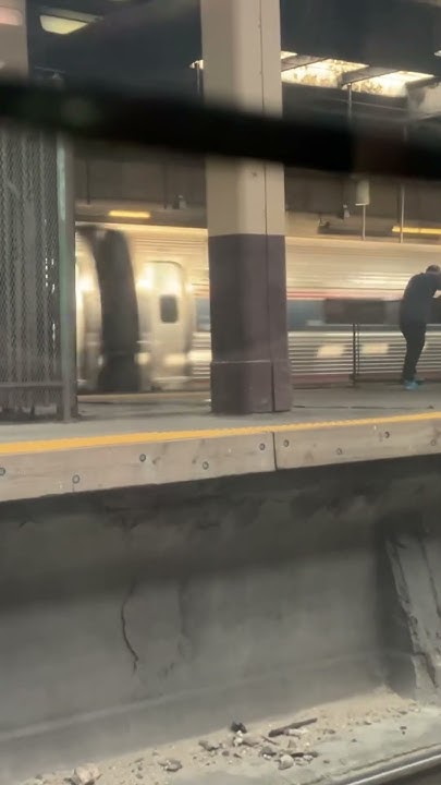 AMTK 642 (Veterans) leads AMTK 652 into Newark Penn Station! - YouTube