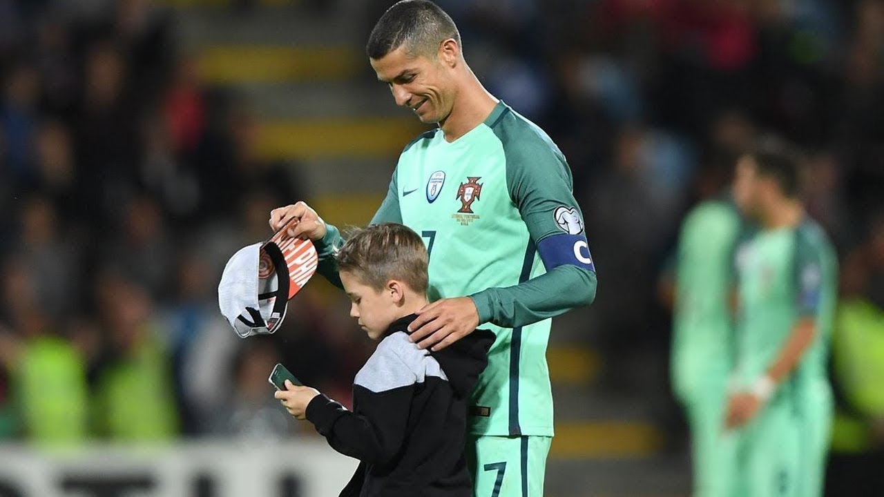 FOOTBALL MOMENT THAT SHOWED FULL OF RESPECT FEATURING GREAT PLAYERS ...