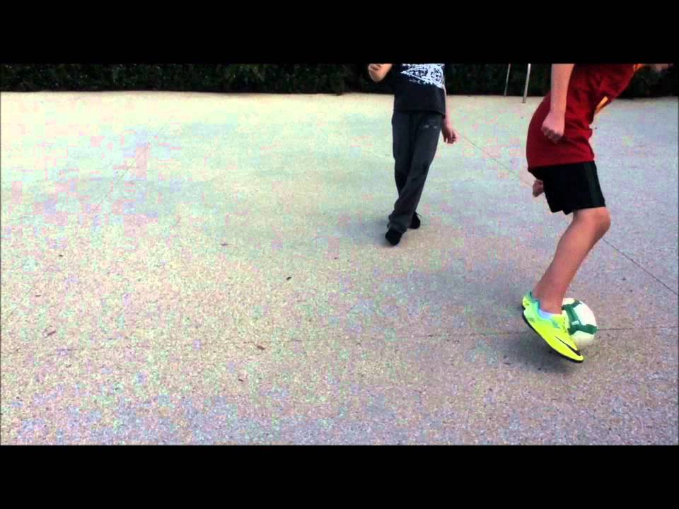 Soccer / Football Tricks: The Roulette - YouTube