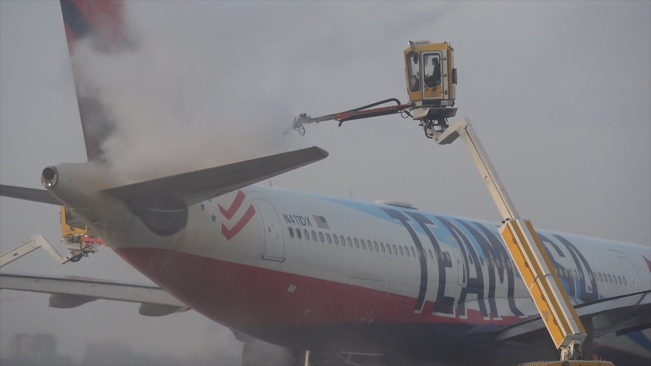De-icing Delta Airlines Airbus A330 ‘Team USA’ - YouTube