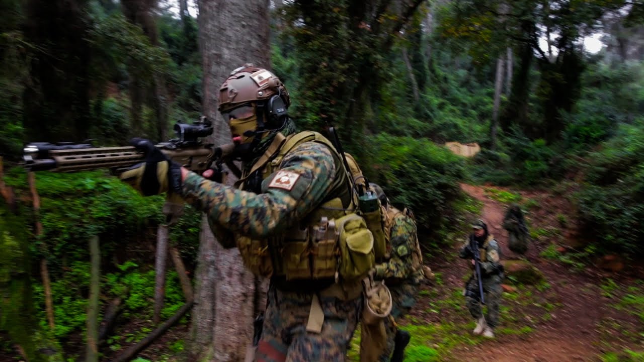 AIRSOFT BATTLE - Irrumpiendo en la mansión - YouTube