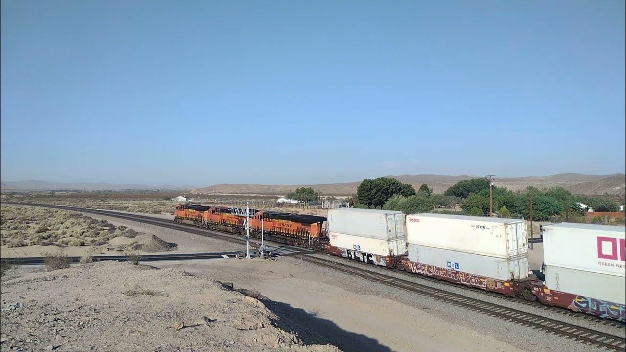 WB BNSF Port Stack Train Feat Duo Rear DPUs In Hodge Ca! #bigbossrailfanner - YouTube