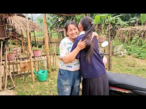 After a long period of separation, Tuyet unexpectedly visited Thu, which deeply moved her.