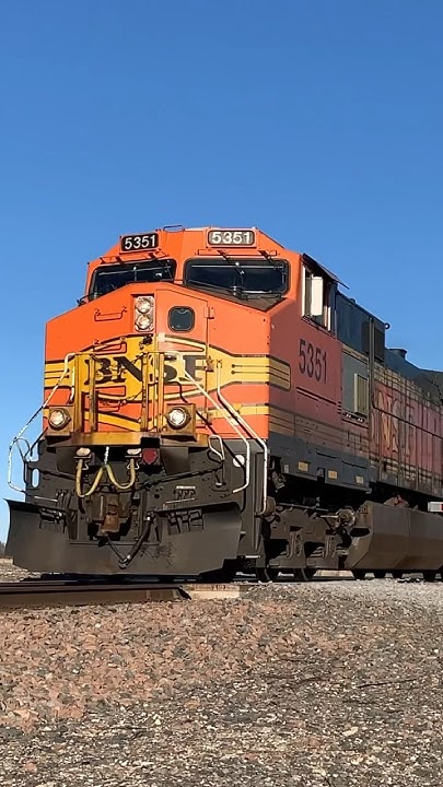 BNSF Dash 9 leads fast BNSF Grain train ft a Warbonnet!! #bnsf #bnsftrains #train #bnsfrailway ...