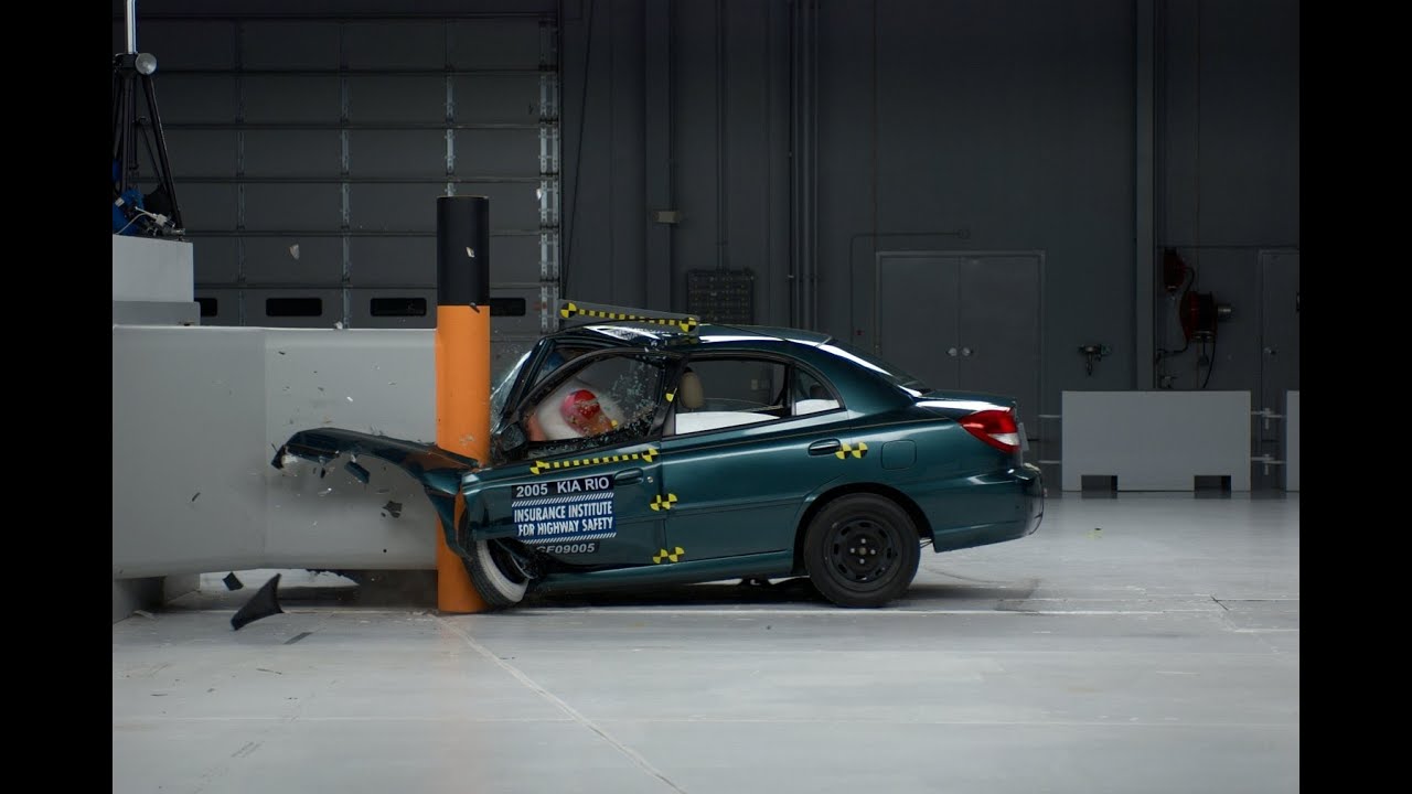 2005 Kia Rio driver-side small overlap IIHS crash test (first test ...