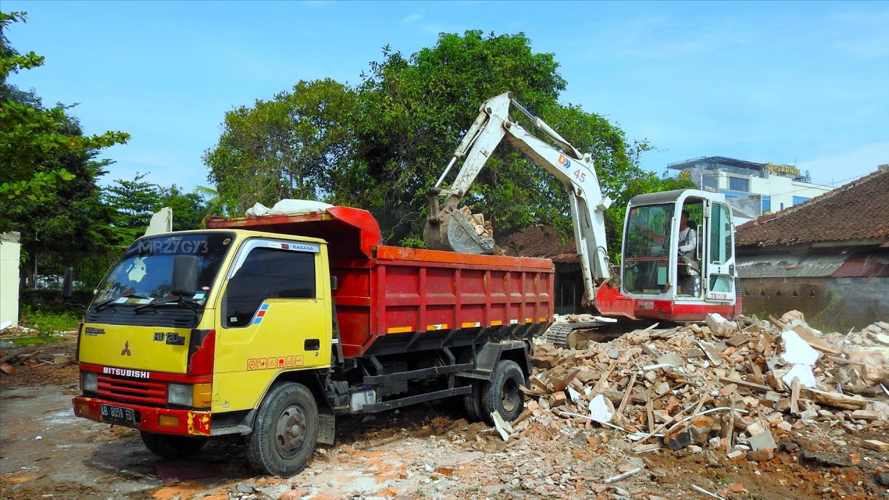 Beko Mini Excavator Mengisi Puing Rumah Ke Truk Dump Umplung - YouTube