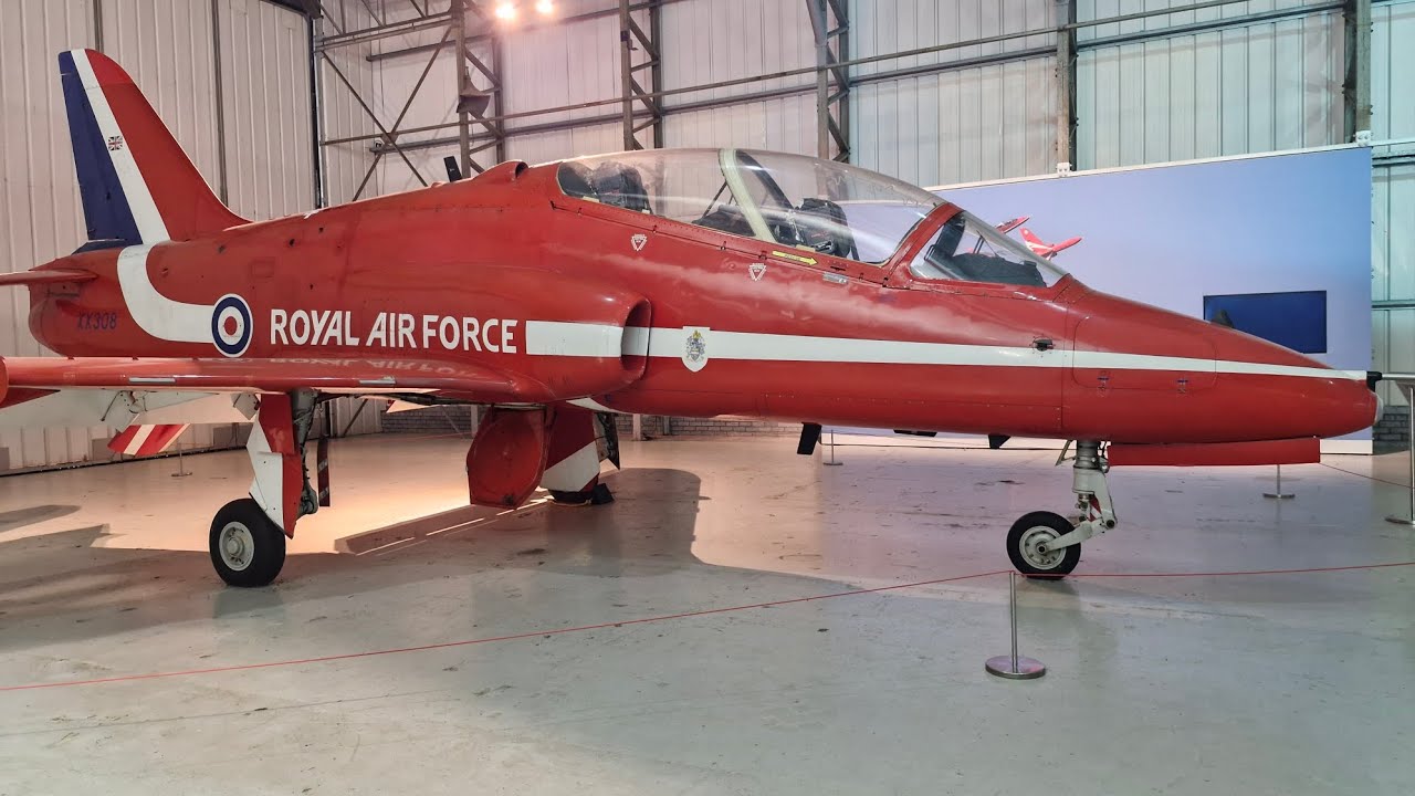 Red arrows hawk walkaround - YouTube