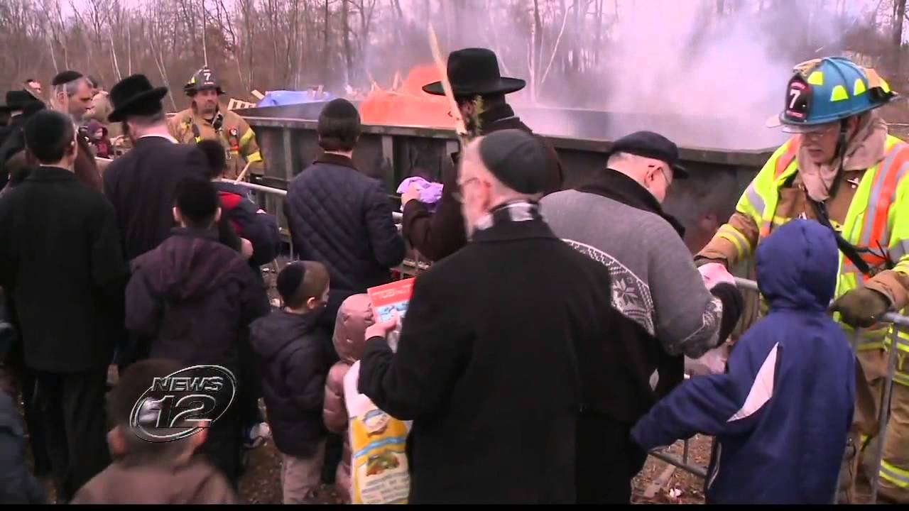 Hasidic Orthodox Jewish Families Burn Bread in Monsey - YouTube