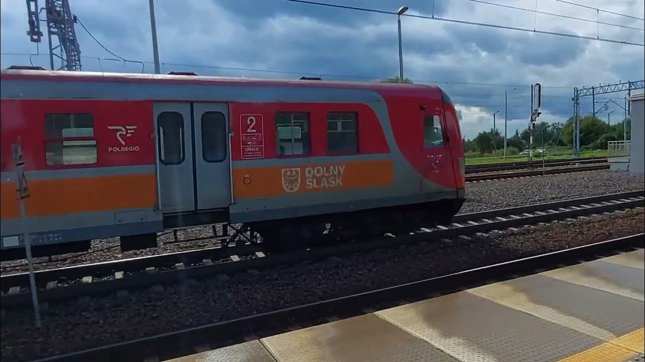 EN57-2069, wjazd i odjazd ze stacji Rawicz. - YouTube