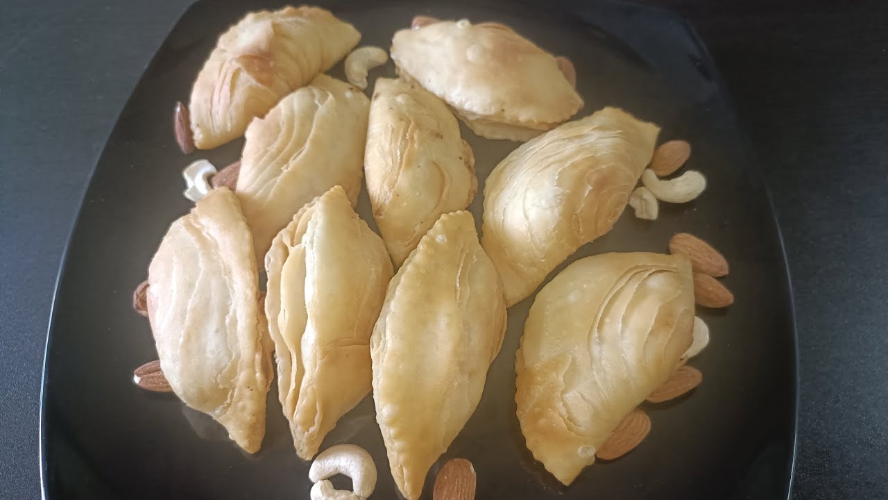 Easy Mava Coconut Nevryo/Gujiya Recipe|Gujiya Recipe|Christmas Sweets ...