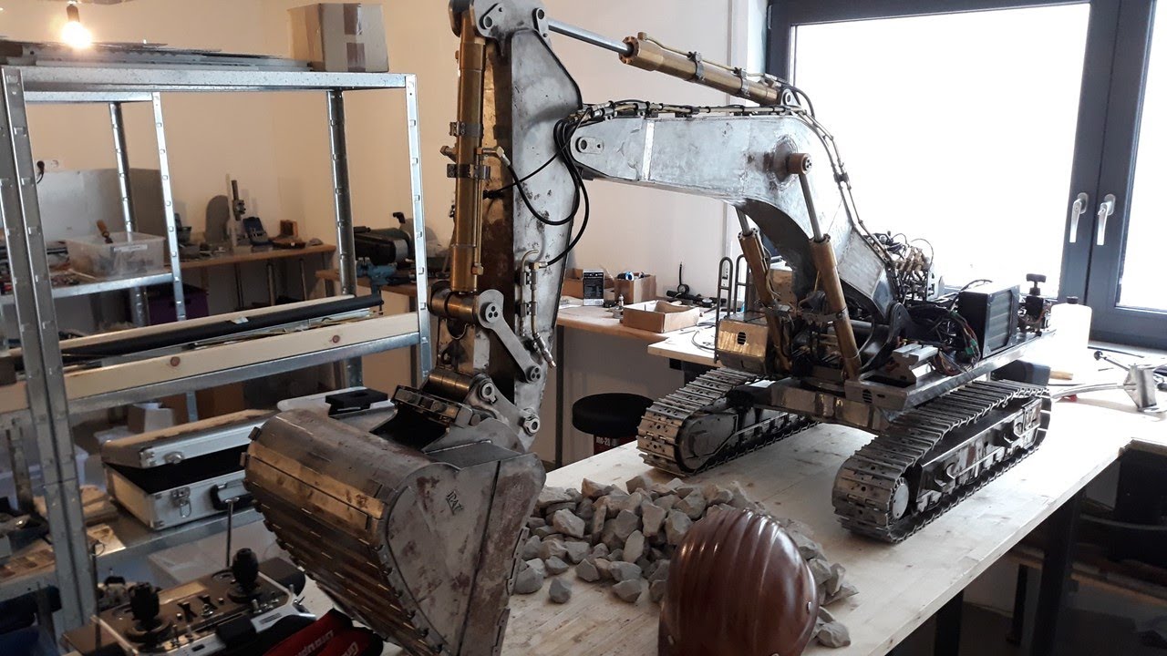 RC Bagger CAT390D 1:8 working with gravel part 2 RC Excavator ...