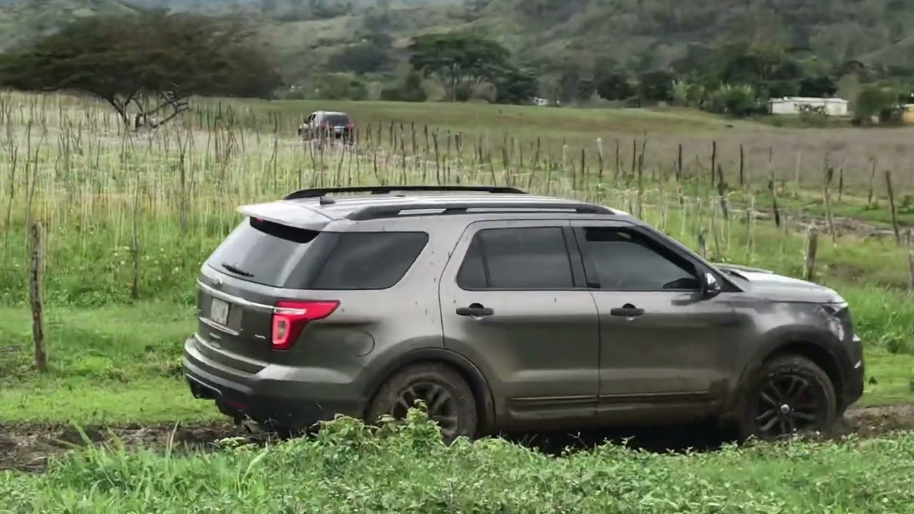 Ford Explorer 2012 offroad. Easy work in Mud terrain! - YouTube