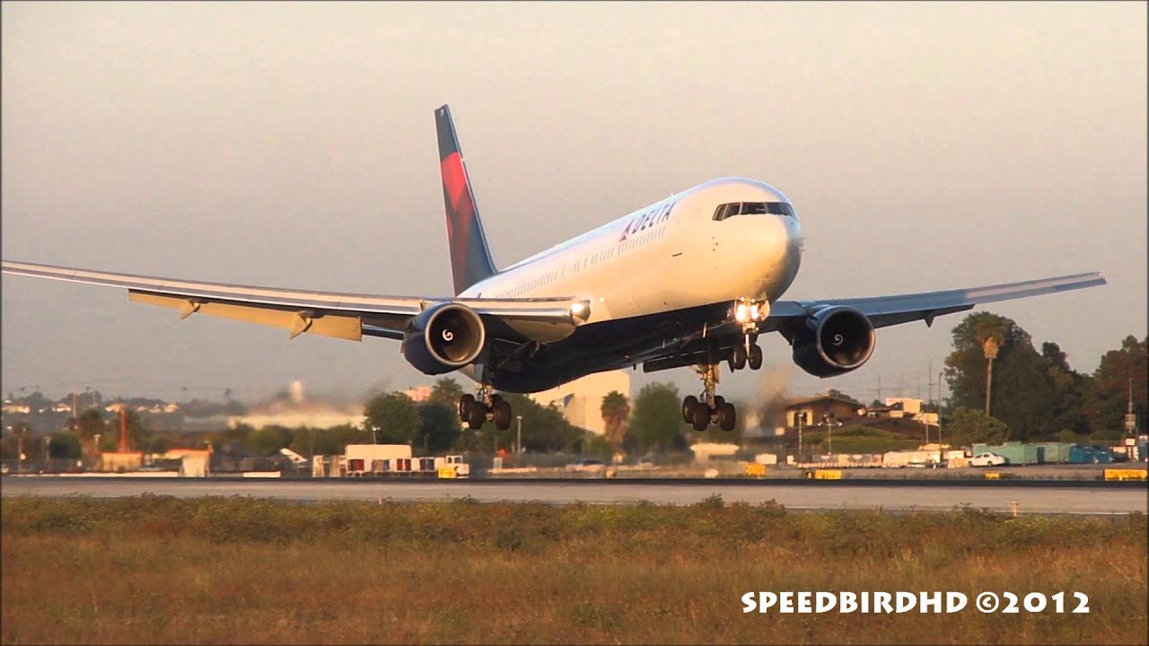 Delta Airlines Boeing 767-332 [N129DL] Sunset Landing in Los Angeles ...