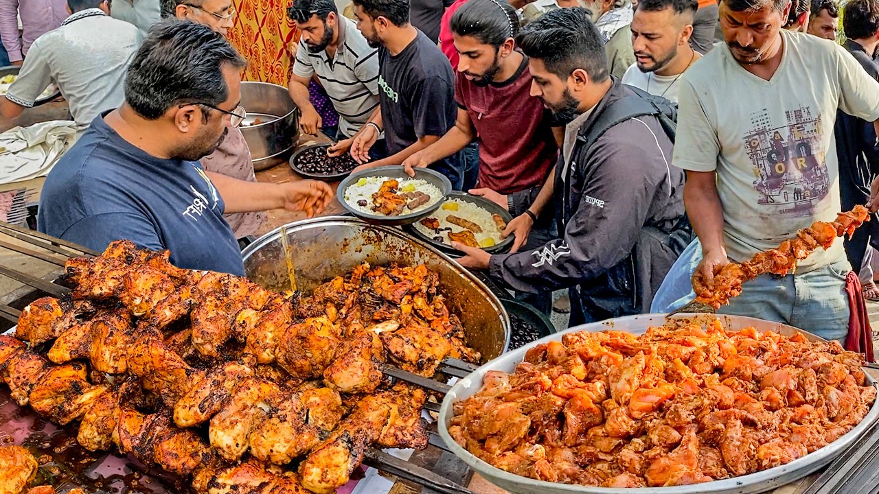 Roadside Free Food In Ramadan Iftar! BBQ MANDI RICE | Biggest Free ...