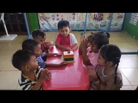 Merayakan ulang tahun teman di sekolah 