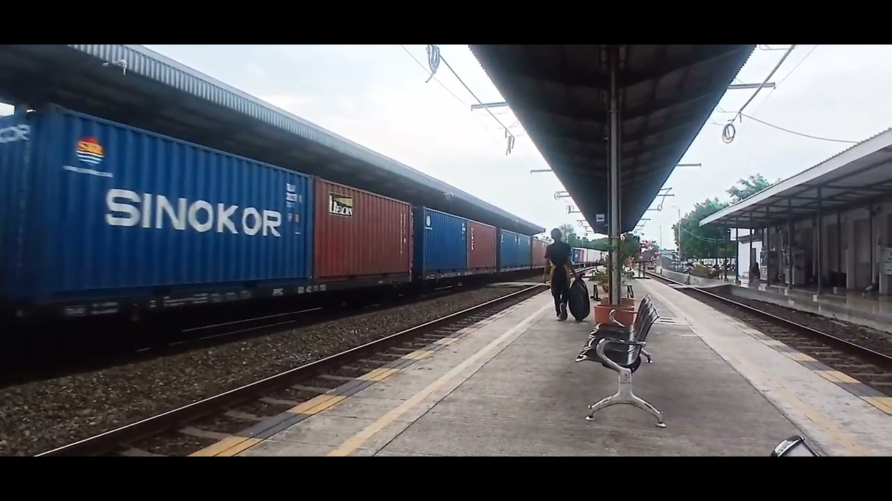 MOMENT KA CONTAINER KALIMAS CARGO BERJALAN LANGSUNG STASIUN CIREBON ...