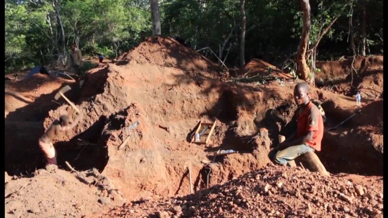 Mozambique: MONTEPUEZ, le nouveau far west - YouTube