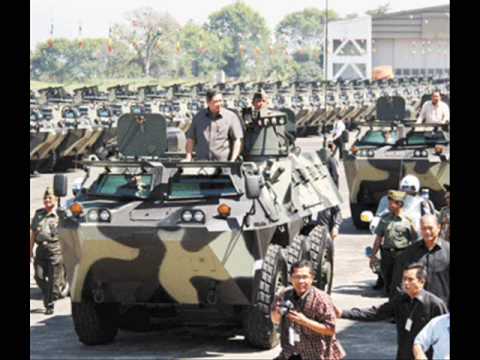 Indonesia Panser Anoa 6x6 Pindad - YouTube