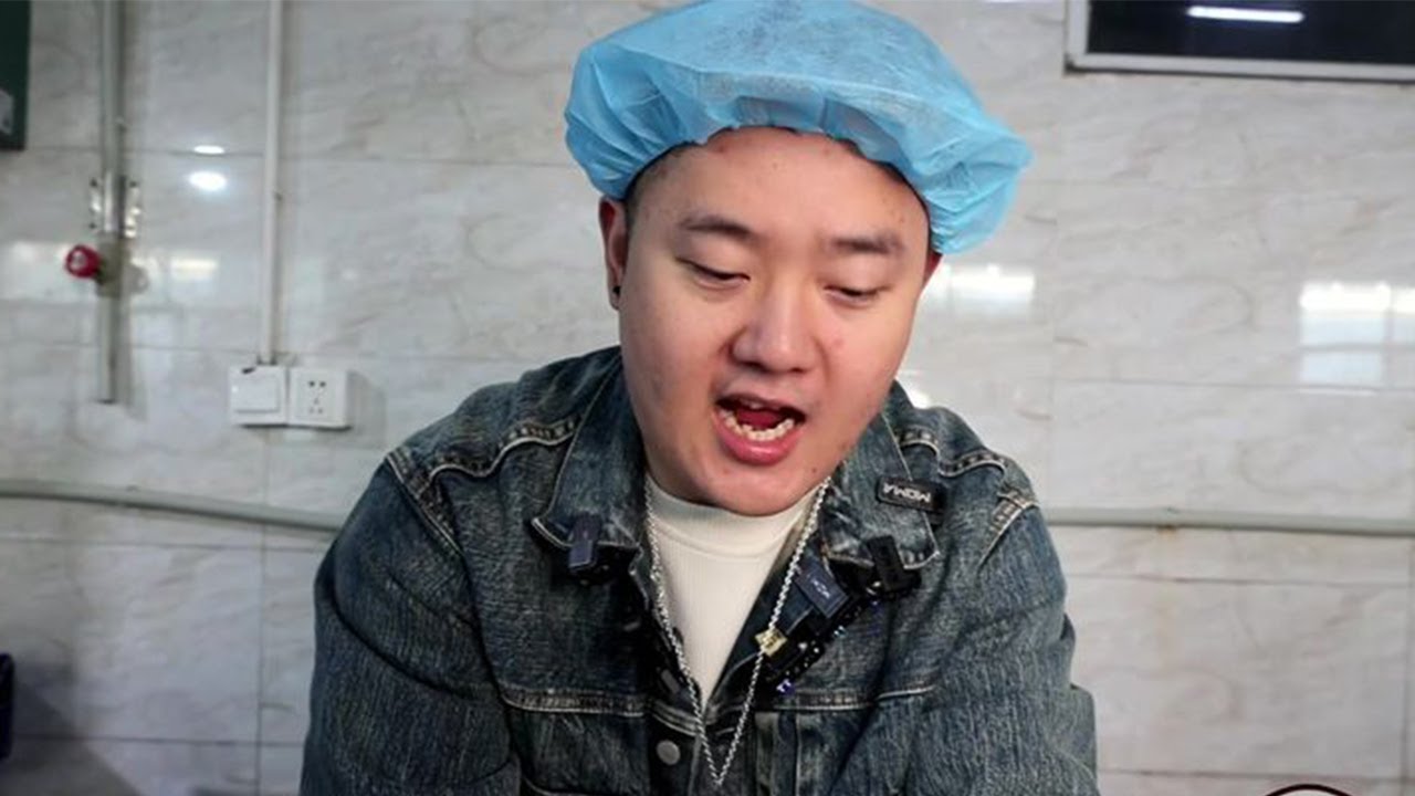 成都小伙卖火箭鱿鱼，半锅鱿鱼一桶油，2000元大料只能炒50斤 - YouTube