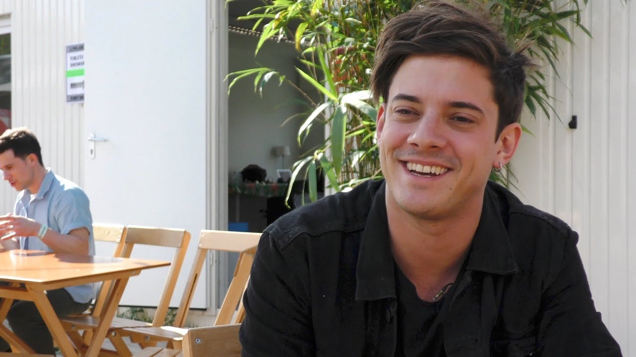 London Grammar interview - Dominic ‘Dot’ Major (@Lowlands) - YouTube