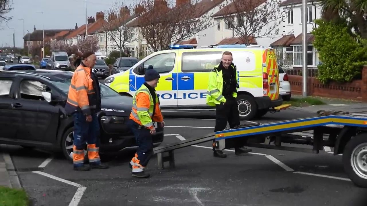 POLICE DELIBERATELY IGNORE DANGER - YouTube