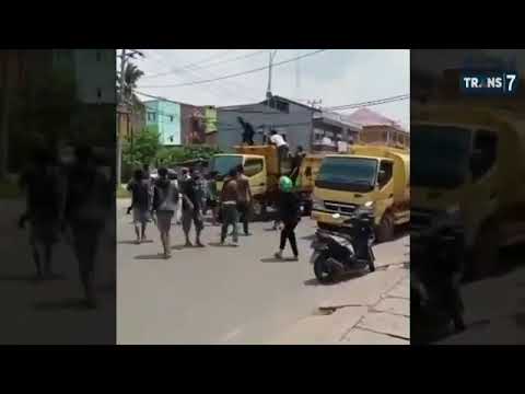 DETIK DETIK PENJAMBRETAN TRUCK DIGEBUKIN WARGA