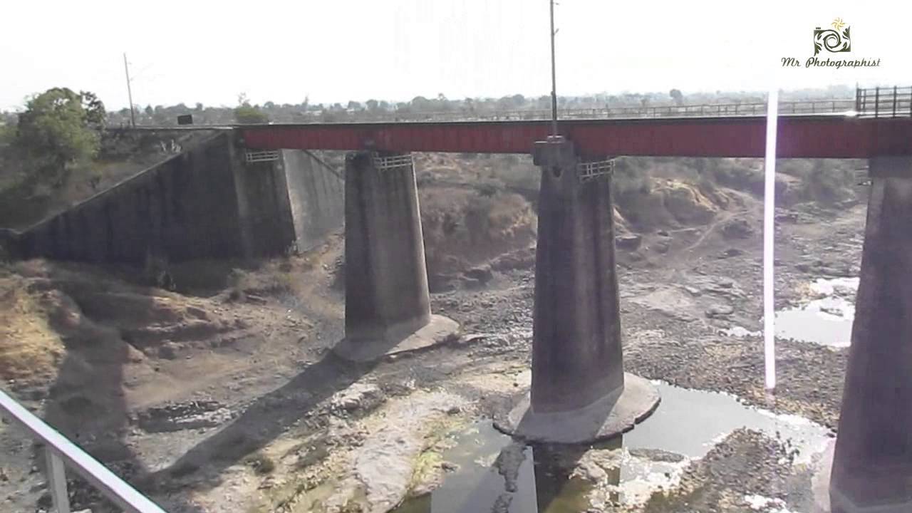 Goa Sampark Kranti crossing over to Rajasthan!! - YouTube