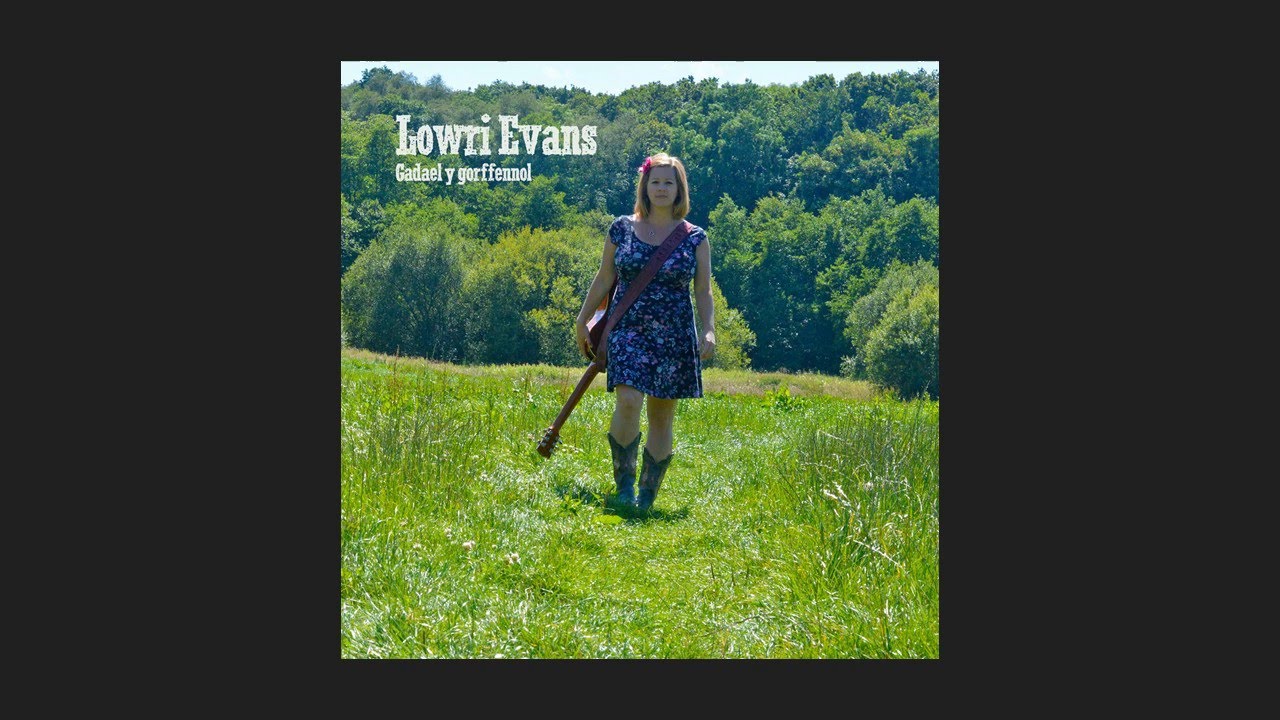 Merch y Myny' - Lowri Evans (a Chôr Corlan) - YouTube